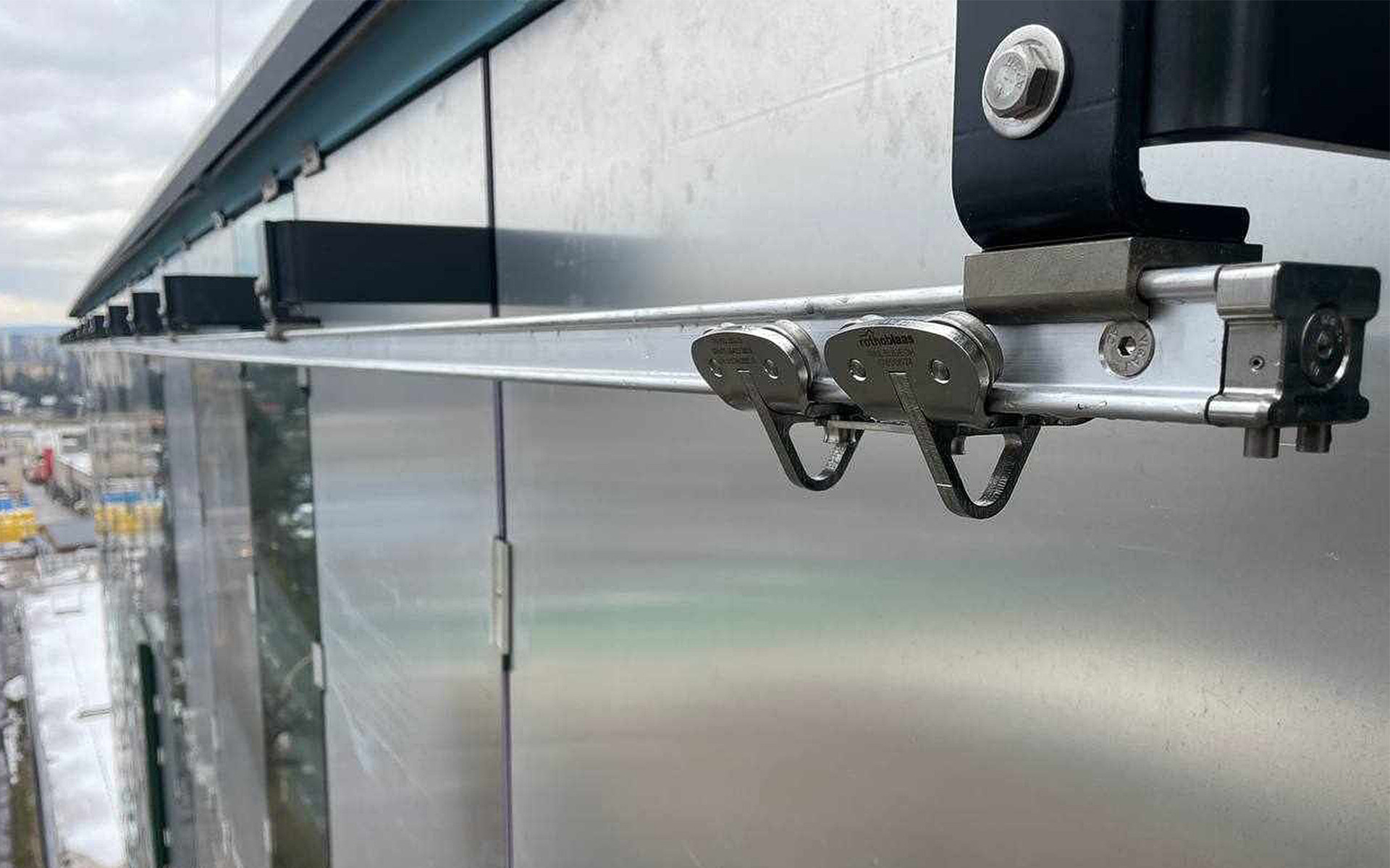 H-RAIL OVERHEAD applied to Košice façades